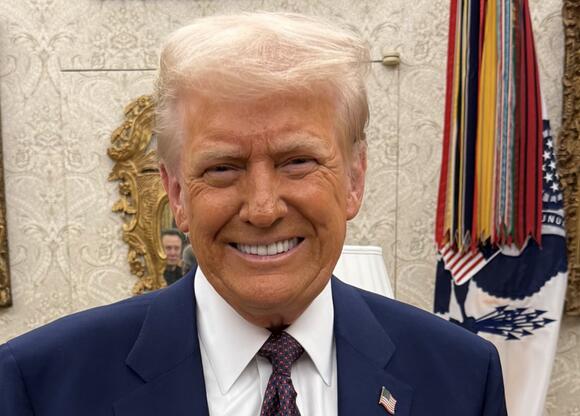 Uhhh, People Zoomed Into This Picture Of Donald Trump And Found A Scary ...