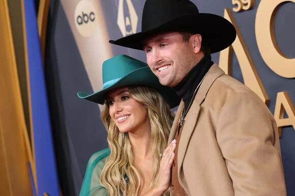 Riley Green Didn’t Walk the Red Carpet With a Date — But He Didn’t Sit ...