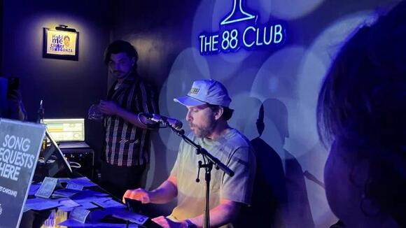 Watch Charlie Day play ‘Dayman’ at Boston piano bar - NewsBreak