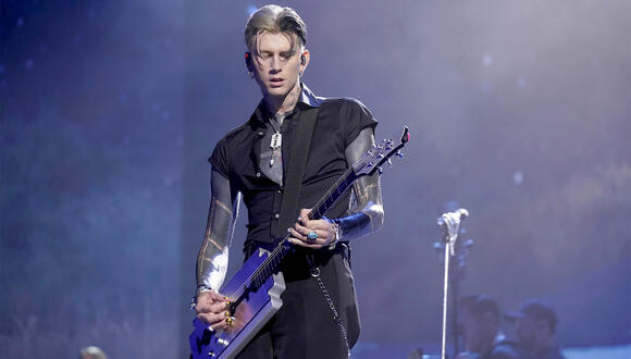 Machine Gun Kelly injures hand on a giant thorn while filming video in ...