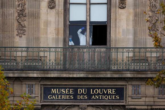 Louvre robbery footage captures thief cutting into jewel case with saw ...