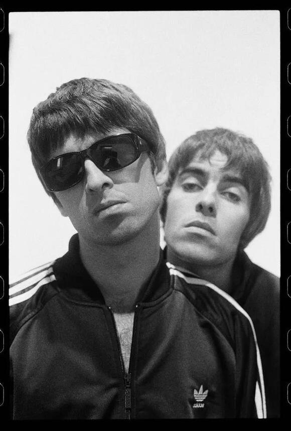 Oasis Pay Tribute To Late Stone Roses’ Gary ‘Mani’ Mounfield With Performance Of “Live Forever ...