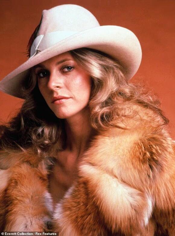 Bionic Woman star Lindsay Wagner, 76, poses with Lee Majors, see them ...
