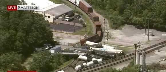 Heartstopping photos of Illinois train derailment prompts evacuation ...