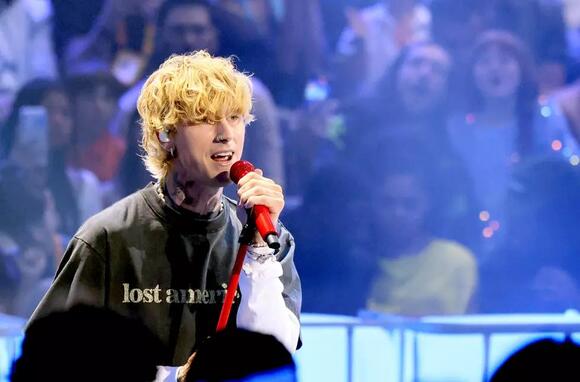 Barry Manilow Announces His Final Show in This Maine City - NewsBreak