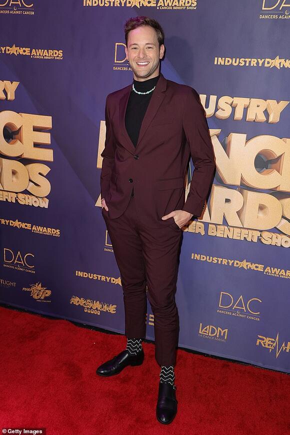 Bye bye blonde! JoJo Siwa debuts bubblegum pink pixie cut as she hits ...