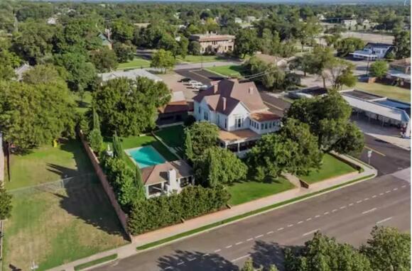 Inside Waco’s 1885 Dr Pepper House Turned Luxe Airbnb - NewsBreak
