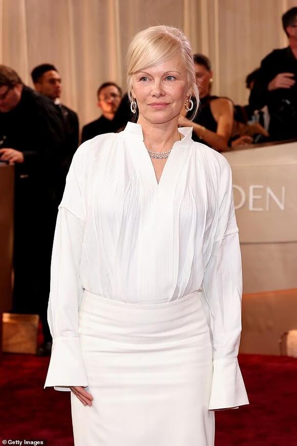Pamela Anderson back to her blonde bombshell roots at 2026 Golden ...