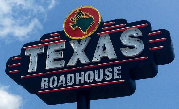 Couple's Texas Roadhouse gender reveal - with help from their server ...
