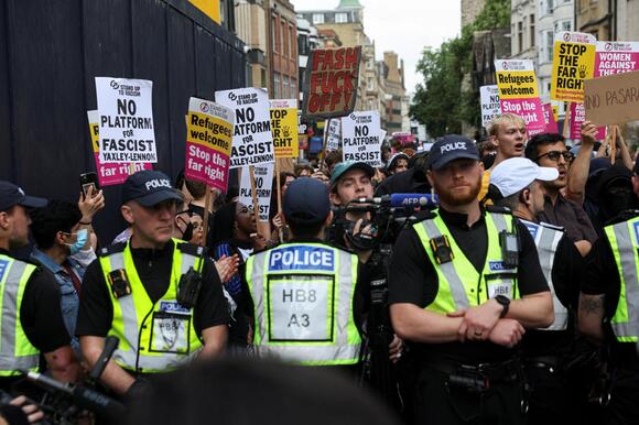 Tommy Robinson speaks to half-empty hall as protesters block Oxford ...