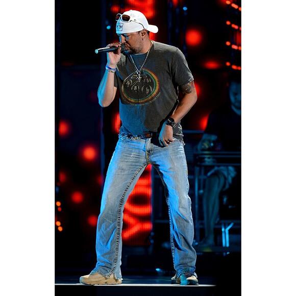 An Eye-Opening Look at a Day the Life of Jason Aldean on Tour [Watch ...