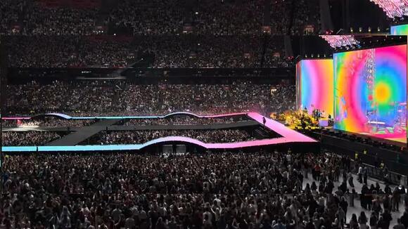 EXCLUSIVE: Harry Styles Facing Being Forced Into 'Severe Stage Overhaul ...