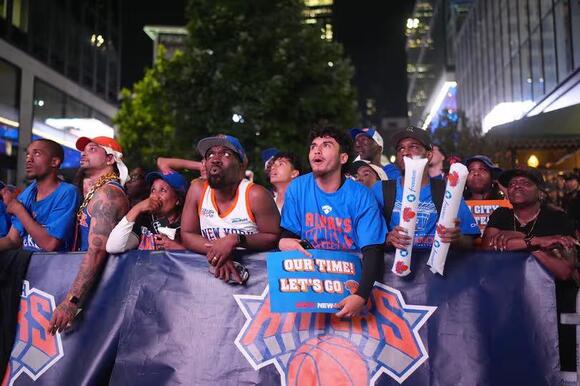 NYPD pulls plug on 'unruly' Knicks watch parties outside Madison Square ...