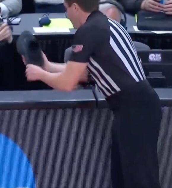 March Madness ref blew out his shoe during Creighton-Akron game