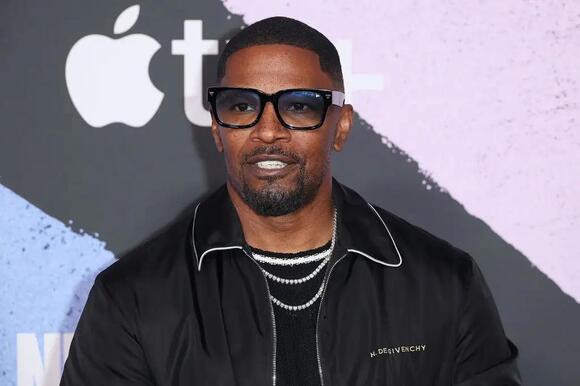 ‘WTF Is She Wearing?’: Jamie Foxx Moves In on Singer During Awkward ...