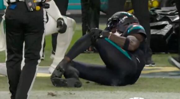 Tyreek Hill suffers season-ending knee injury on Monday Night Football [VIDEO] - NewsBreak