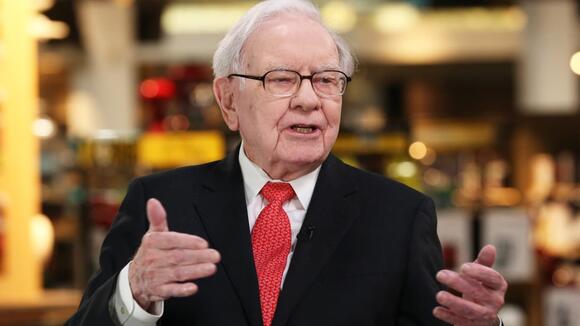 Warren Buffet Weighs In On Banking Crisis - NewsBreak