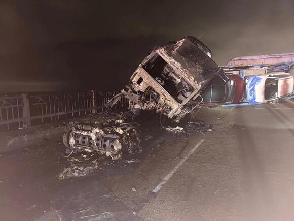 I-10 Lake Charles Bridge Closed, Damaged After 18-Wheeler Crash - NewsBreak