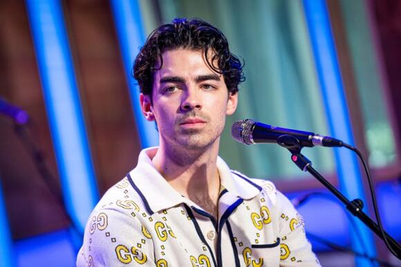 Joe Jonas Responds After Viral Video Shows Him Picking Nose Backstage ...
