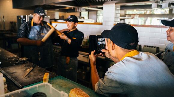 10 Restaurant Red Flags You Shouldn't Ignore & 10 Signs You've Found a ...