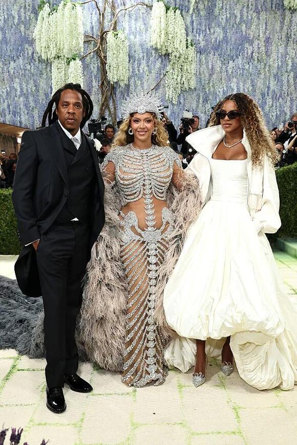 So Stunning: Diamond-Dripping Beyoncé & Blue Ivy Mother-Daughter Dazzle ...