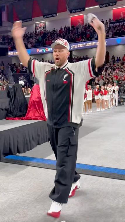 Travis Kelce chugs, slams beer during Cincinnati graduation ceremony ...
