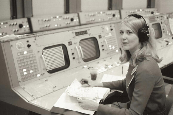 20 Vintage Photos That Perfectly Capture NASA in the 1960s - NewsBreak