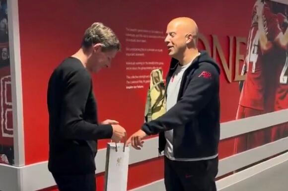 Arne Slot and Oliver Glasner exchange gifts before Liverpool game vs ...