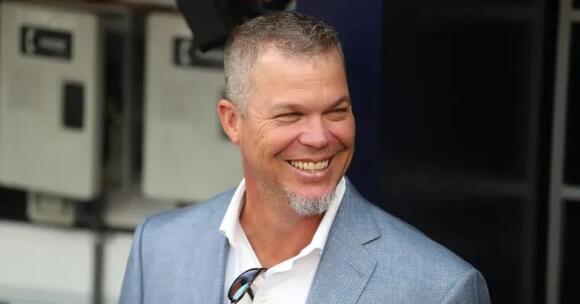 Chipper Jones roasts Alabama fan over flipping off cameraman vs ...