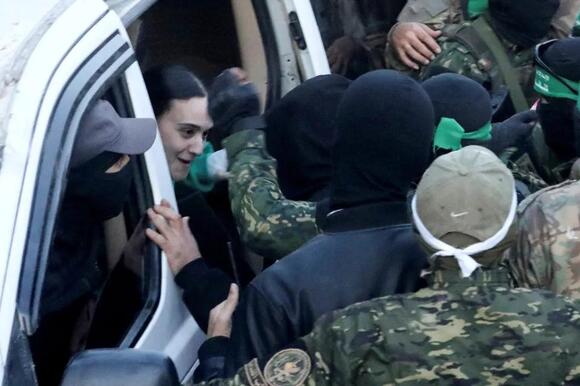 Emily Damari reveals wounded hand after 470 days in Hamas captivity ...