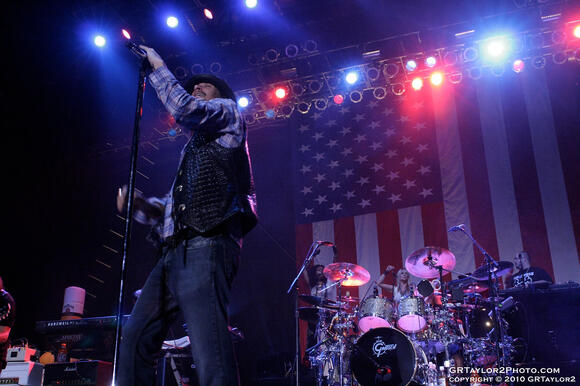 Kid Rock Brings Faith to Center Stage With Cody Johnson Cover at ...