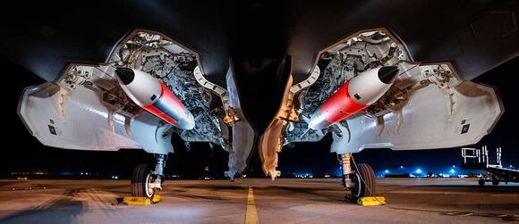 Watch the US Air Force load inert nuclear bombs in F-35 for tests ...