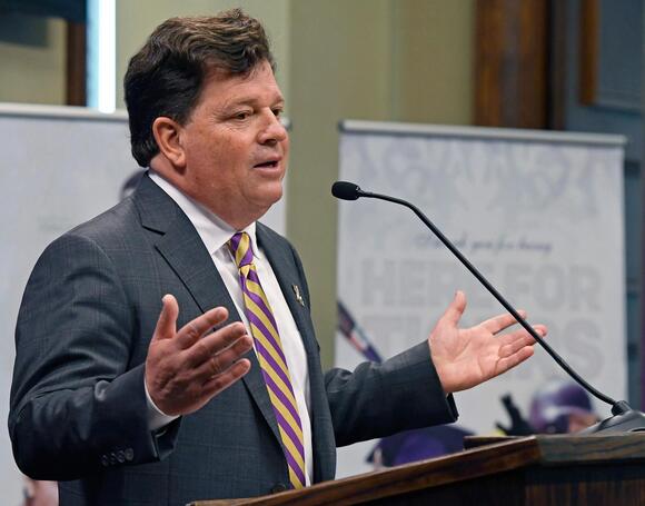 ‘Heartbroken’ LSU women’s hoops coach Kim Mulkey skips presser after AD ...