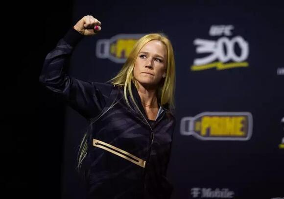 Holly Holm Recalls Bizarre Referee Encounter Before Controversial Loss ...