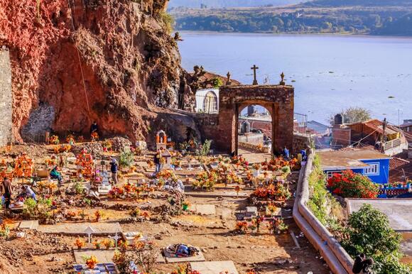 "Coco" Brilliantly Highlights Dia De Los Muertos, And Here's Why It's ...