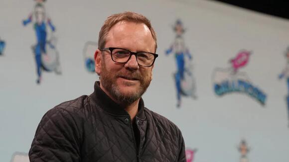 Kiefer Sutherland Cancels US Tour in Latest Case of ‘Blue Dot Fever ...