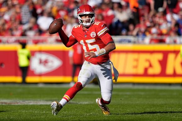 Chiefs restructure Patrick Mahomes' contract, clear $43M in cap space ...