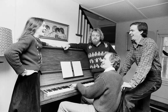 James Taylor’s Musical Family Tree: Meet His 4 Talented Siblings ...