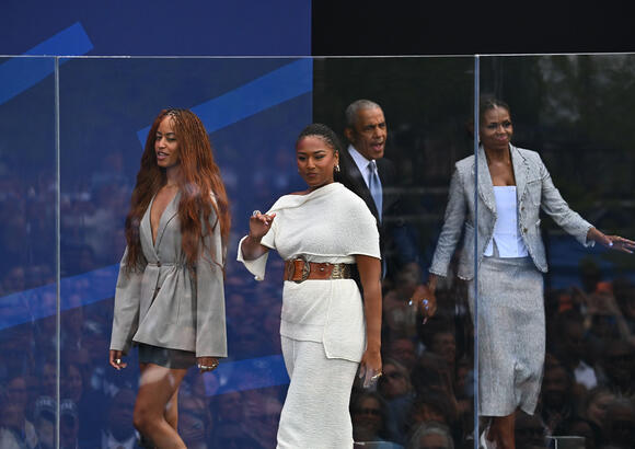Fans Praise Barack Obama & Michelle Obama As 'Exemplary' Parents After ...