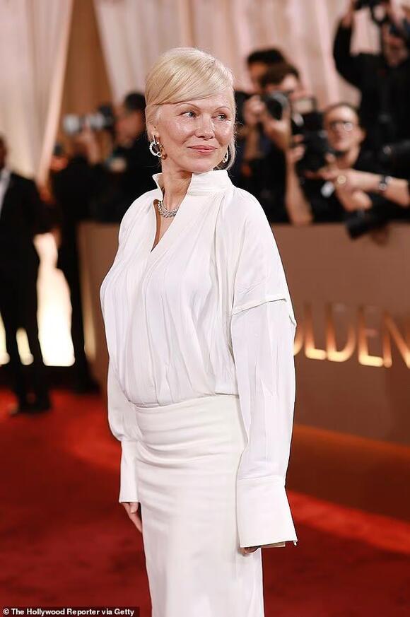 Pamela Anderson back to her blonde bombshell roots at 2026 Golden ...