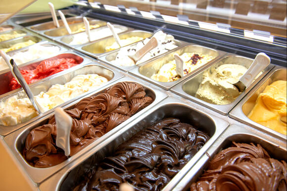Italian Woman Gives PSA on How to Spot Fake Gelato in Italy