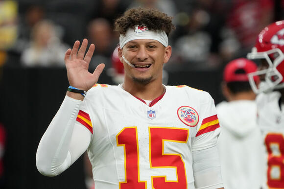 Patrick Mahomes Sends Three-Word Warning About DeAndre Hopkins After Chiefs Debut