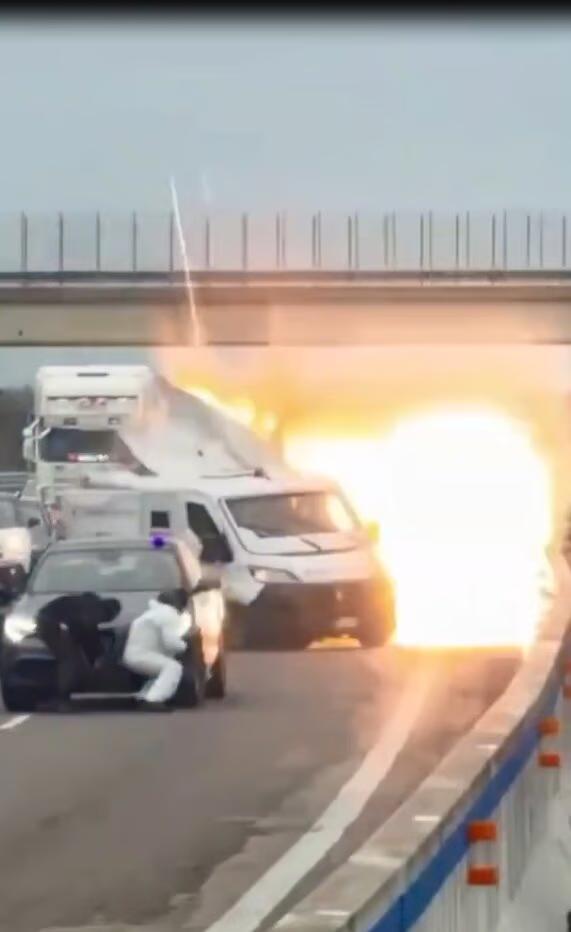Shocking moment armed robbers posing as police blocked an Italian ...