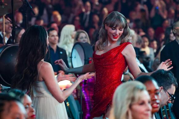 “She’s truly unstoppable”: Fans rejoice as Taylor Swift’s ‘The Way I ...