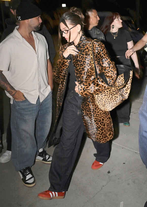 Hailey Bieber's Brand Criticized For 'Refusing' To Refund Customers Who ...