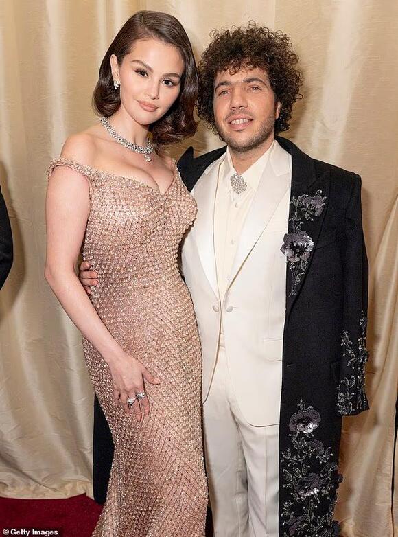 Selena Gomez and Benny Blanco invite a bombshell to their wedding ...