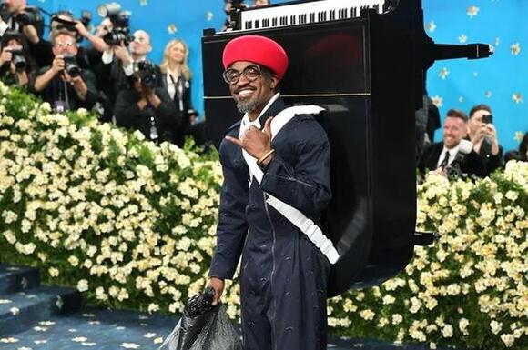 Andre 3000 leaves fans stunned at Met Gala with trash bag and piano ...