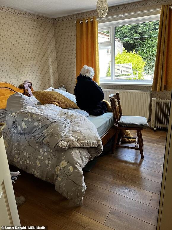 Frail elderly mother is left screaming in pain as she waited TEN hours ...