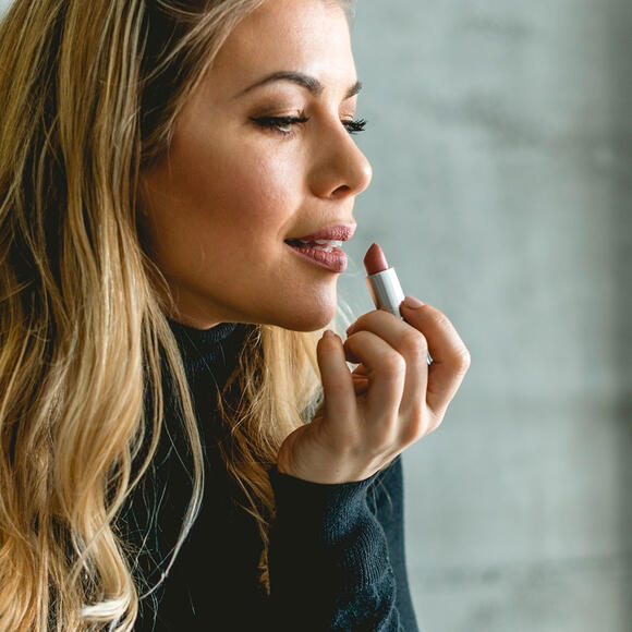A Makeup Artist Shares An ‘Over 40 Lipliner Hack’ To Help Combat Smile ...