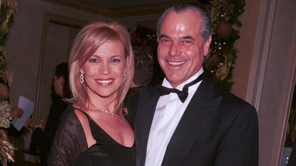 Stunning Photos Of Vanna White's Face Transformation Over The Years ...